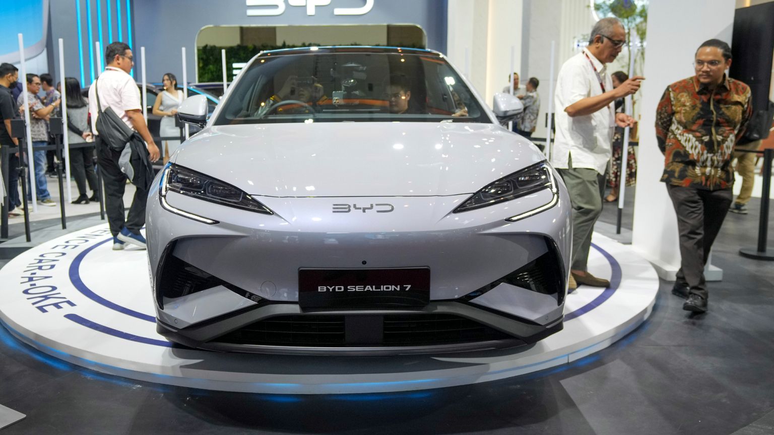 Carmaker BYD says its new technology can fully charge EVs in as little ...