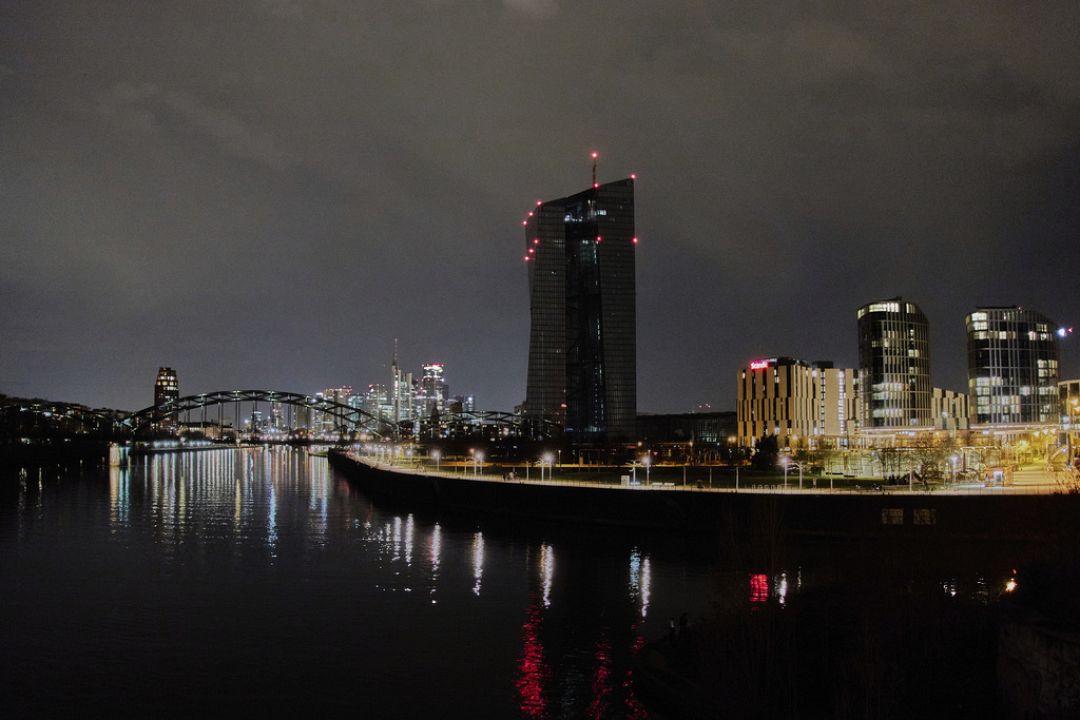 Lights go out on famous monuments around the world to mark Earth Hour ...