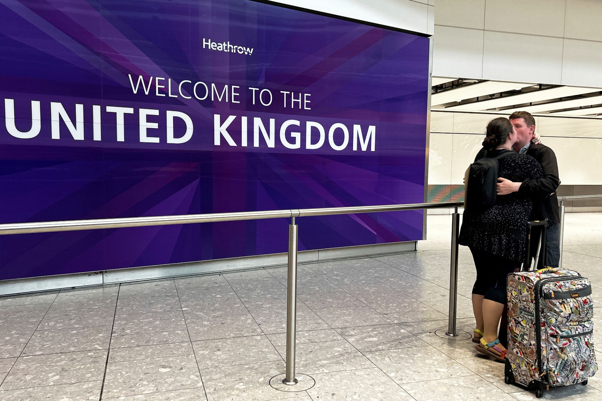 Heathrow defends response after substation fire grounds flights for 18 hours | Euronews