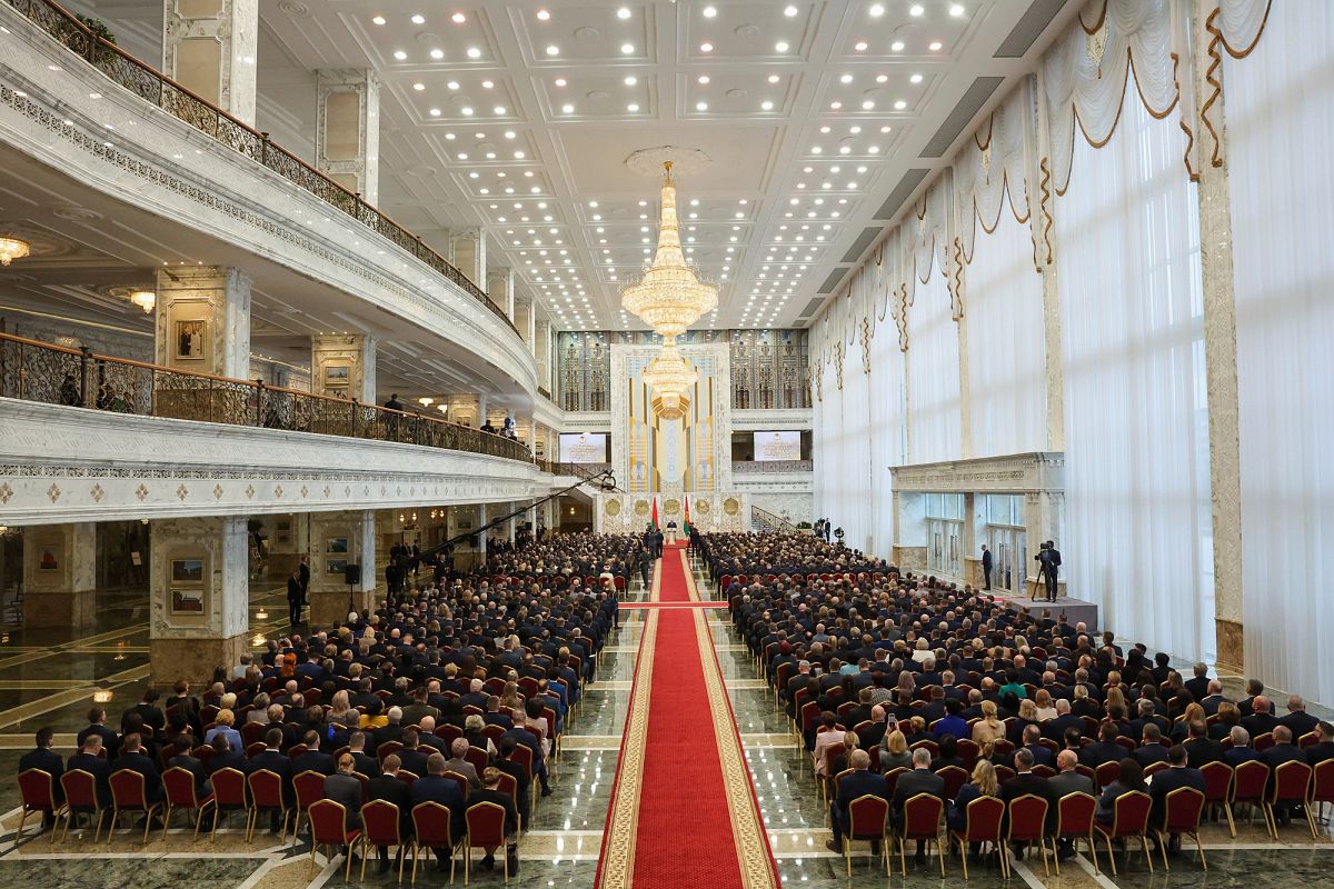 Bélarus : le président Loukachenko investi pour un septième mandat ...