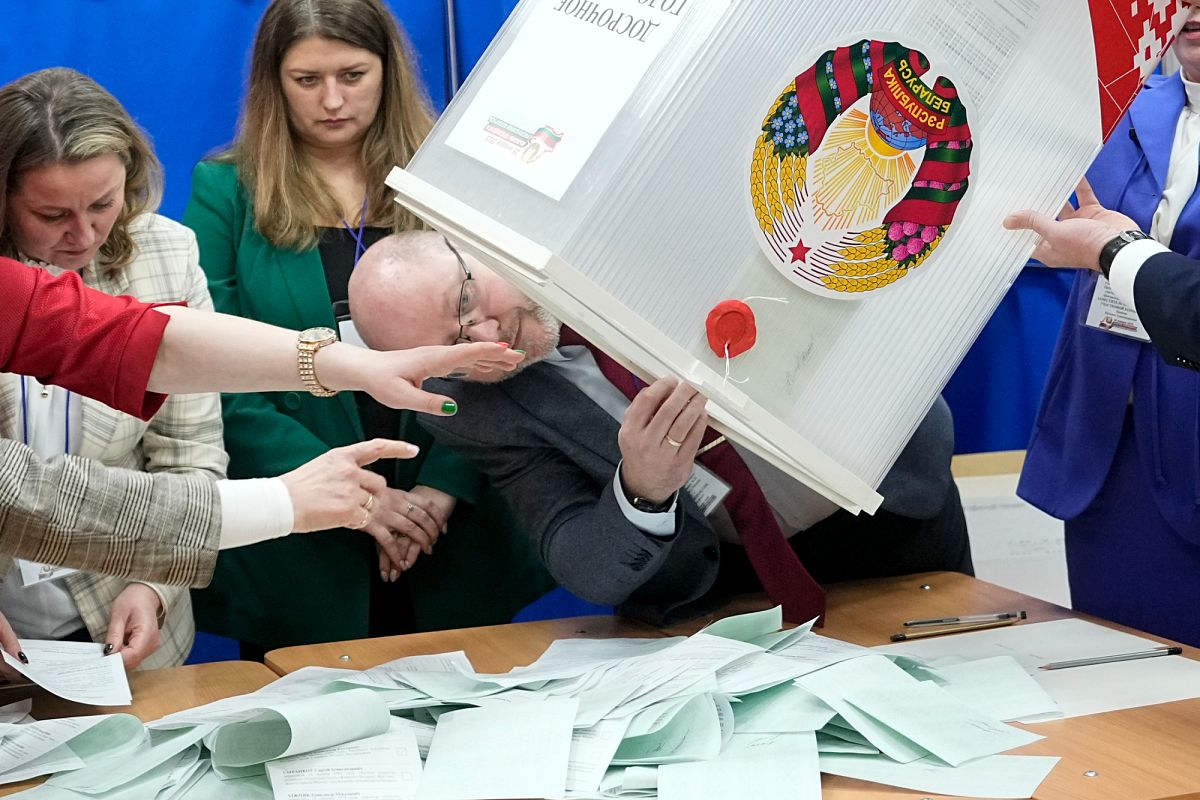 Lukashenko sworn in again as Belarus' president, tells critics 'You ...