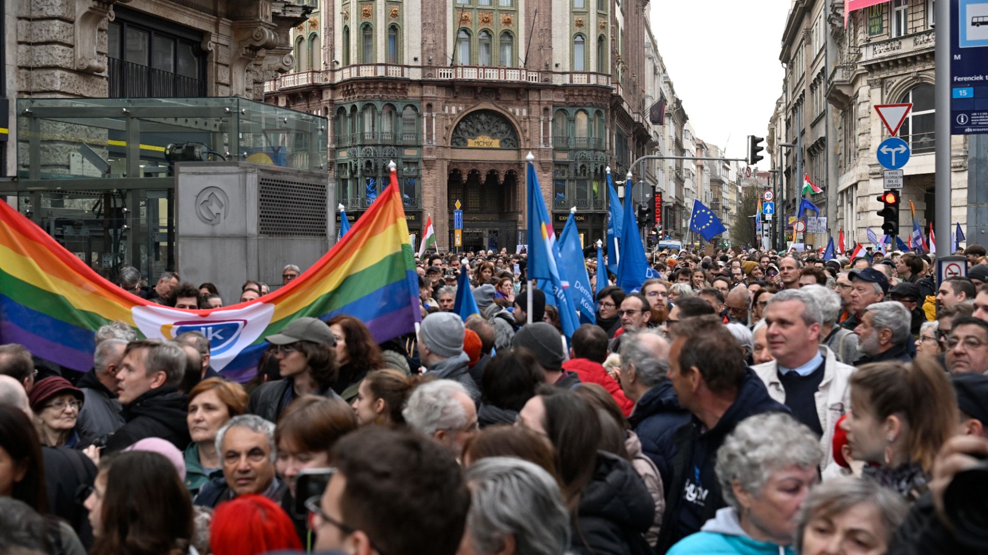 Manifestantes bloquean Budapest contra la ley que prohíbe los actos del ...