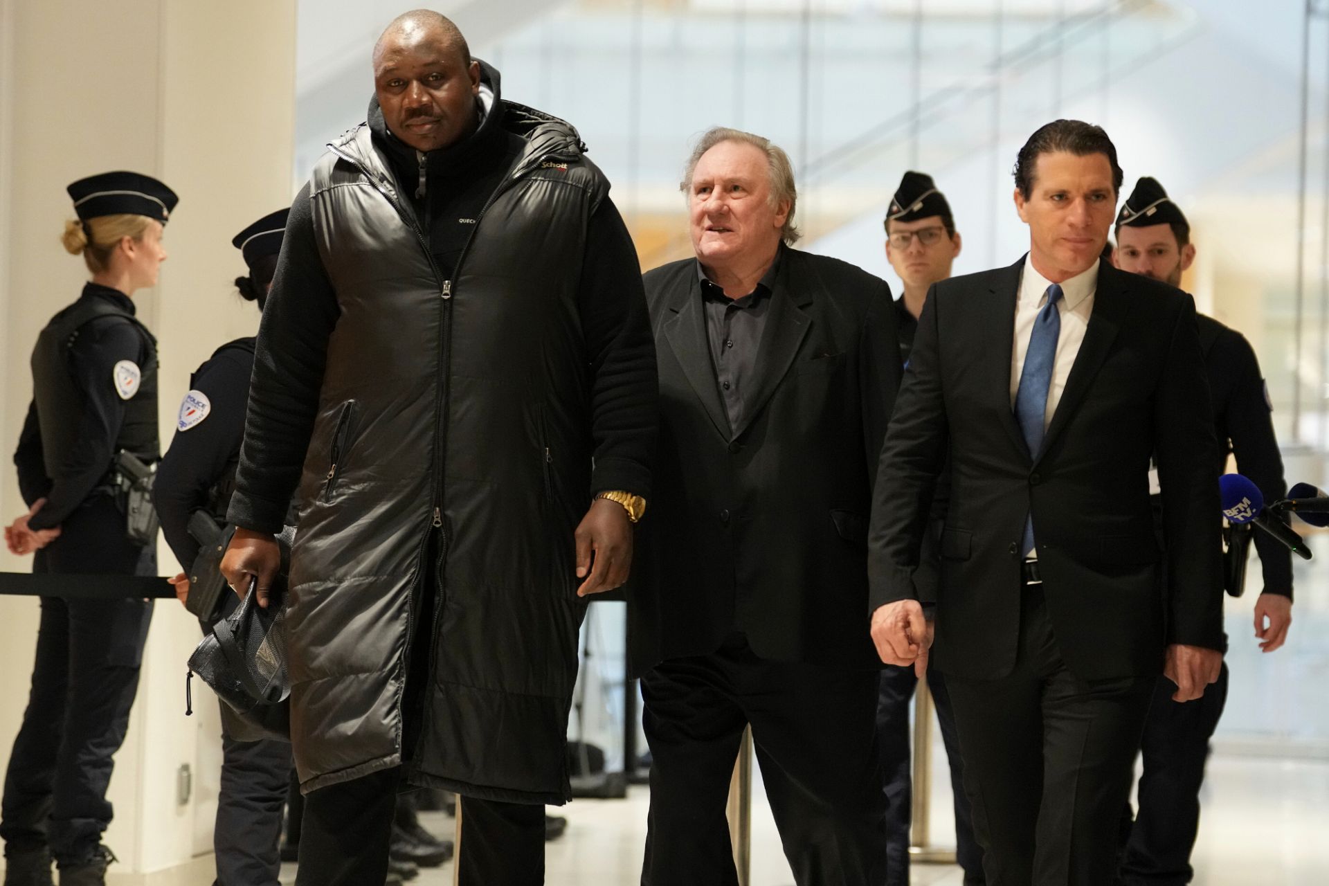 Una denunciante asegura que Gérard Depardieu le manoseó el trasero y ...
