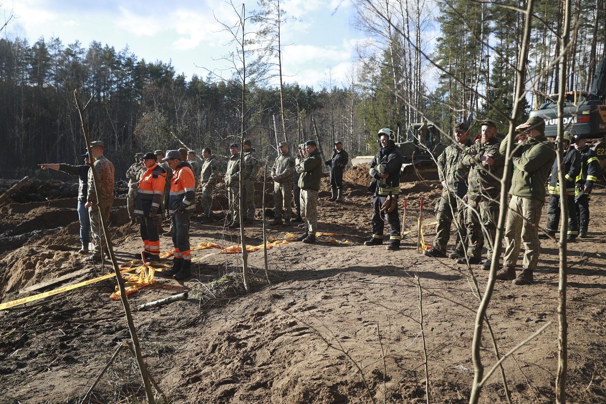 Troops struggle to drain Lithuania swamp to recover missing soldiers ...