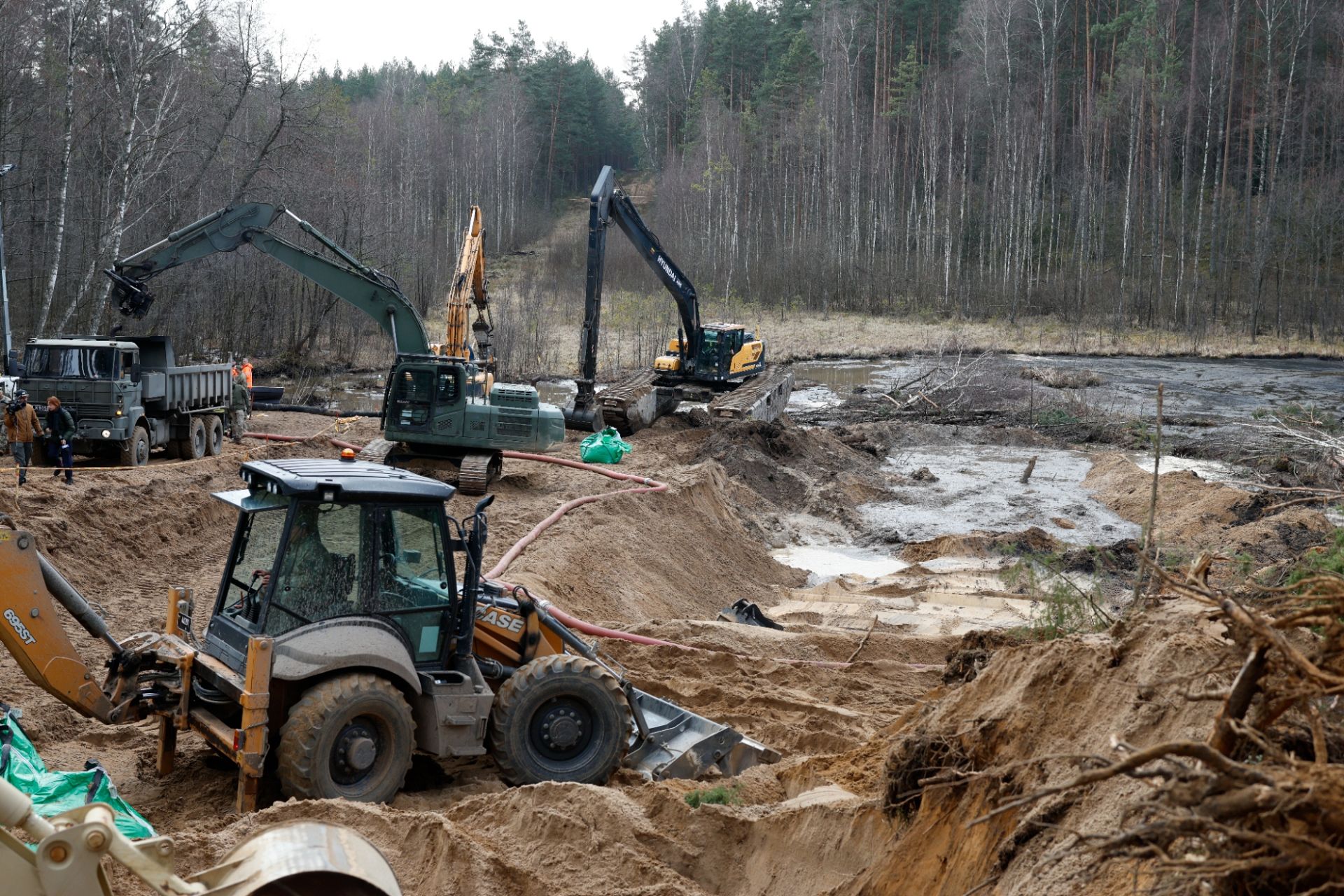 Troops struggle to drain Lithuania swamp to recover missing soldiers and army vehicle | Euronews