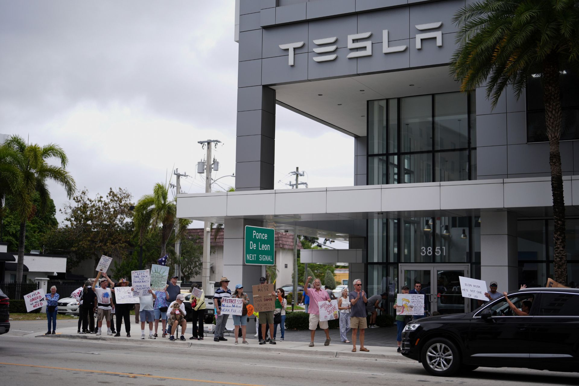 'Tesla Takedown': Las protestas anti-Tesla y anti-Musk cobran fuerza en ...