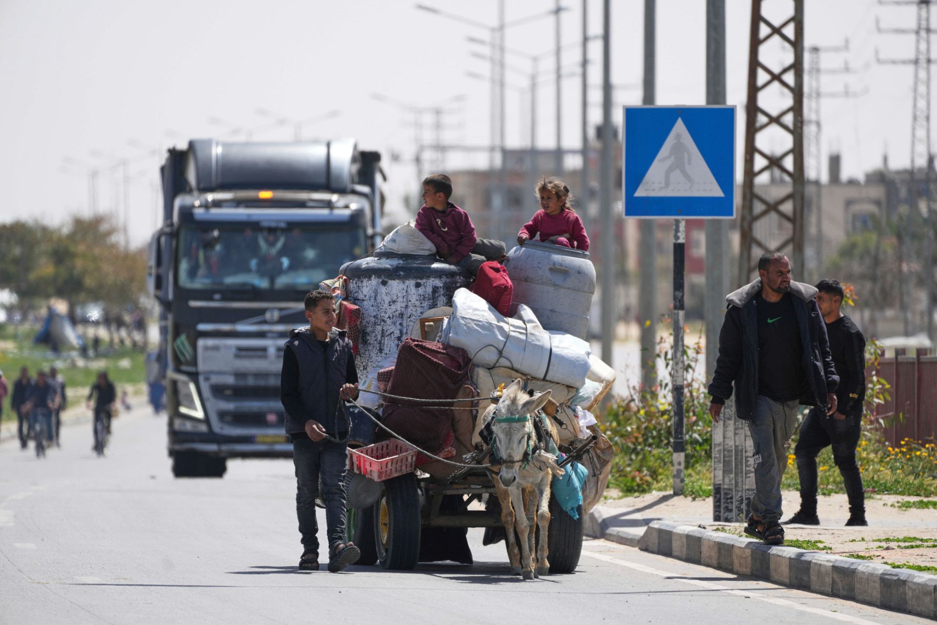 Thousands flee Gaza's Rafah after Israel issues new evacuation orders ...