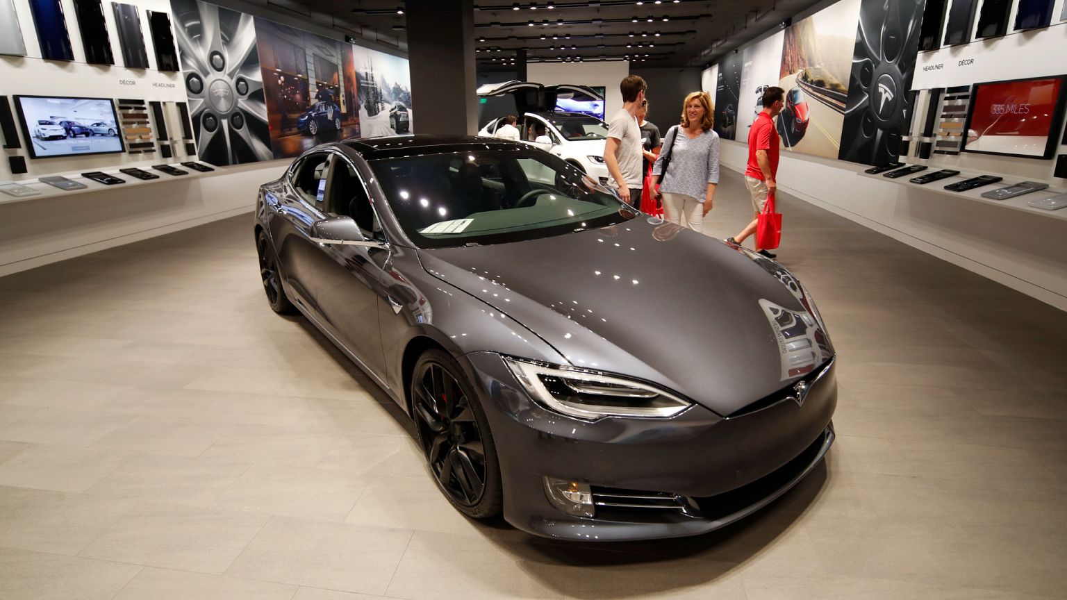 ABD'de boykot edilen Tesla ilk çeyrek otomobil teslimat rakamlarını ...