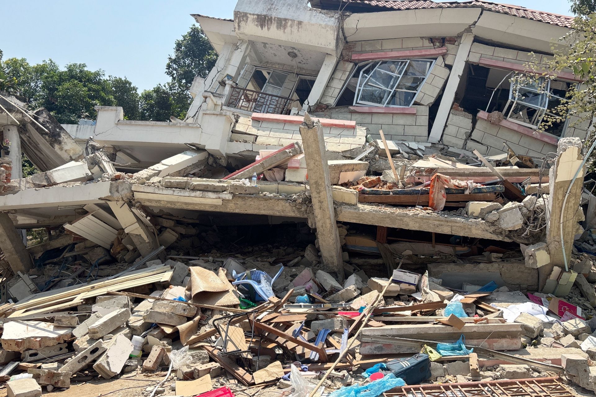 Mann mehrere Tage nach dem verheerenden Beben in Myanmar aus den ...