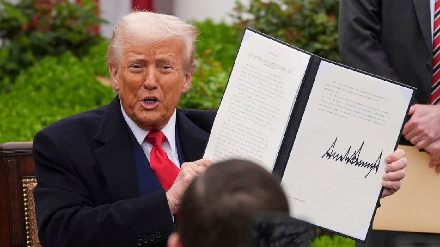 "Poważny cios": UE i światowi przywódcy reagują na cła wprowadzone przez Donalda Trumpa | Euronews