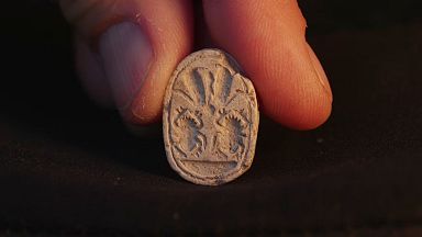 Une fillette de 3 ans trouve une pierre qui s'avère être un artefact ...