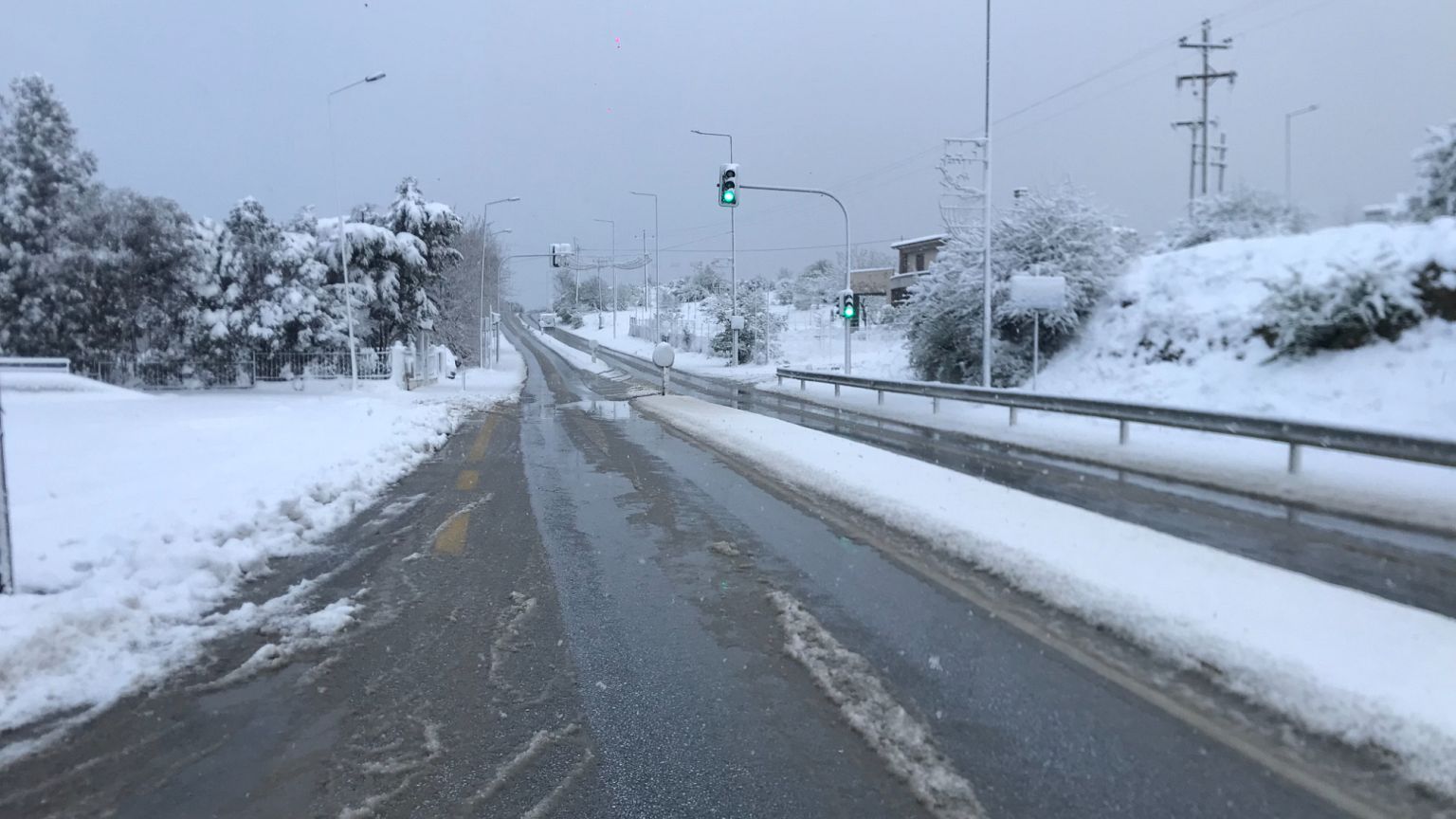 Πυκνές χιονοπτώσεις στη Βόρεια Ελλάδα - «Στα λευκά» η Θεσσαλονίκη ...