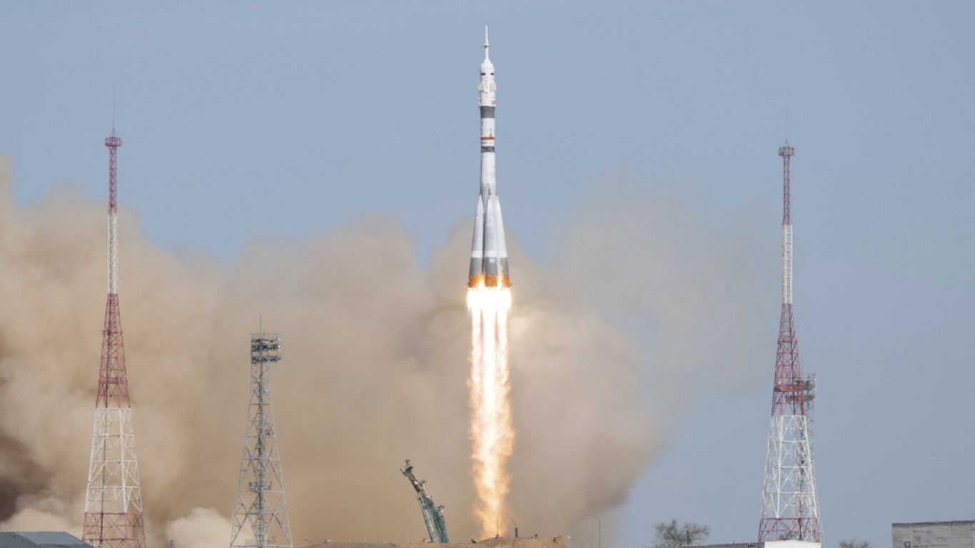 NASA astronaut and Russian crewmates arrive at the International Space ...