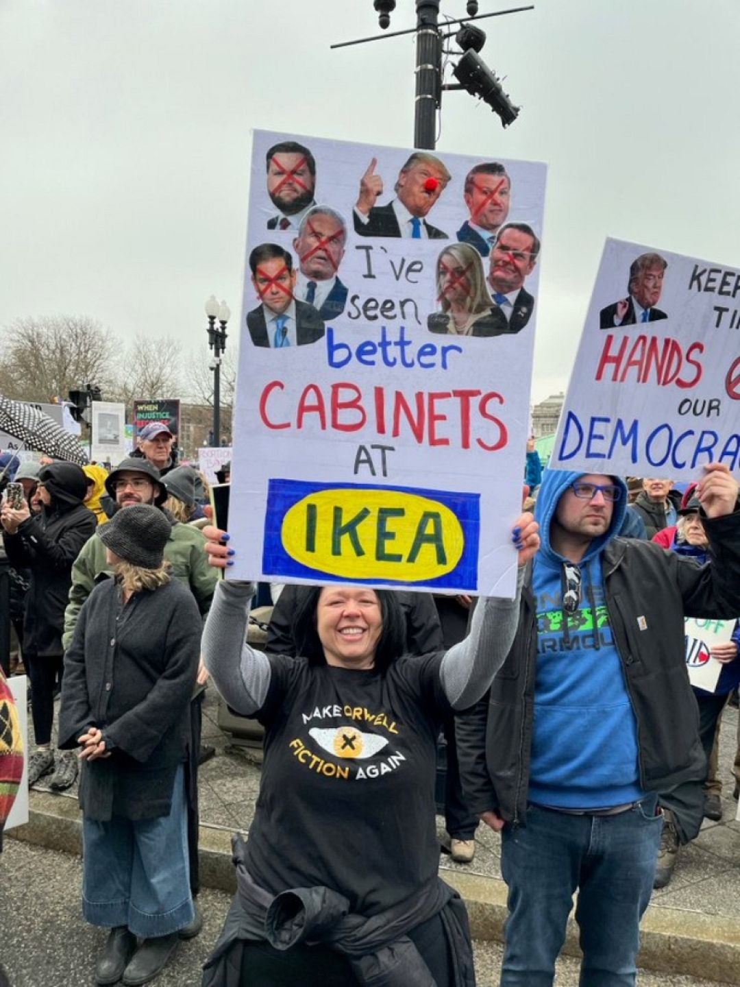 The 10 best and funniest signs from the US ‘Hands Off’ protests | Euronews