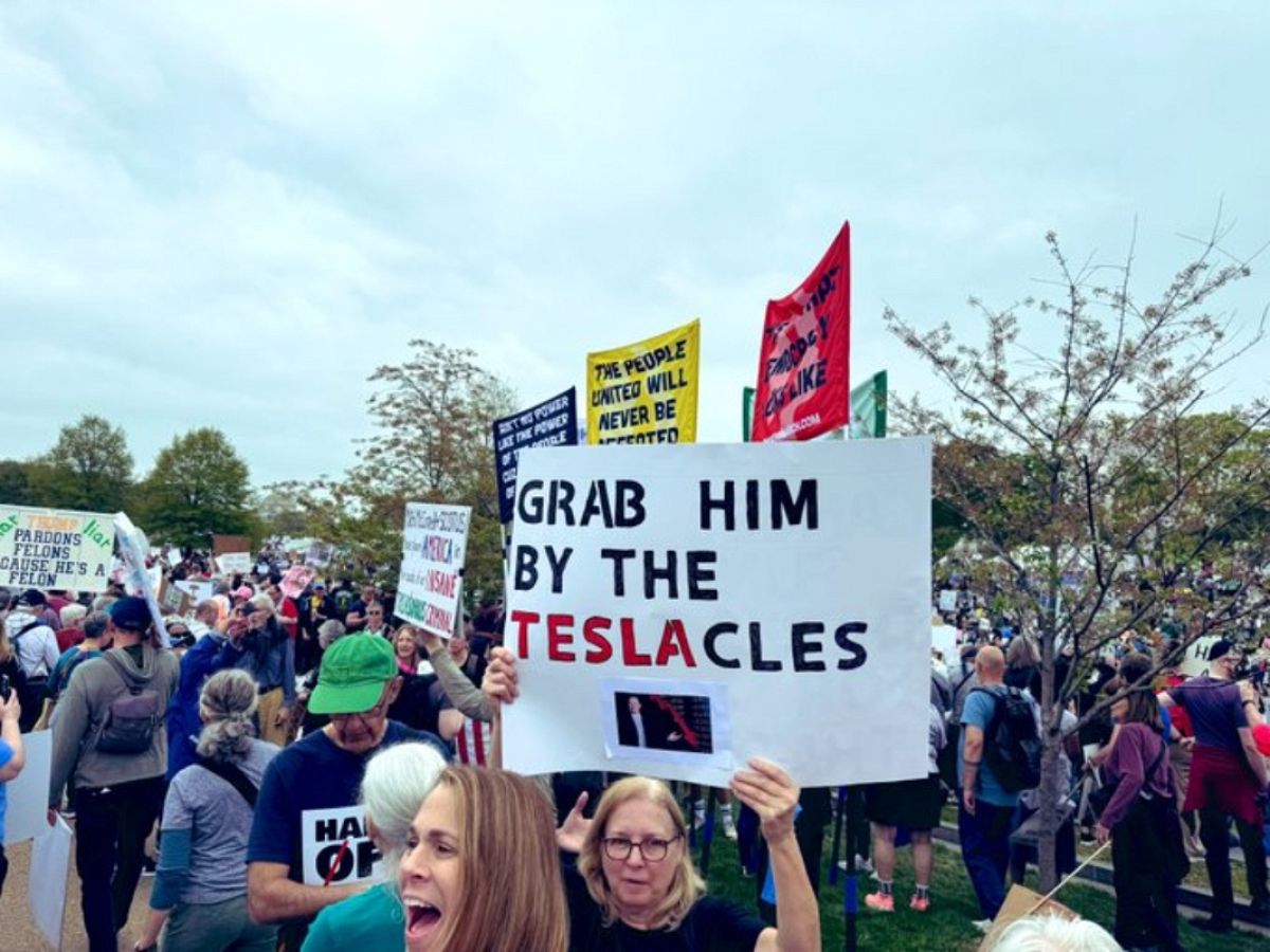 The 10 best and funniest signs from the US ‘Hands Off’ protests | Euronews