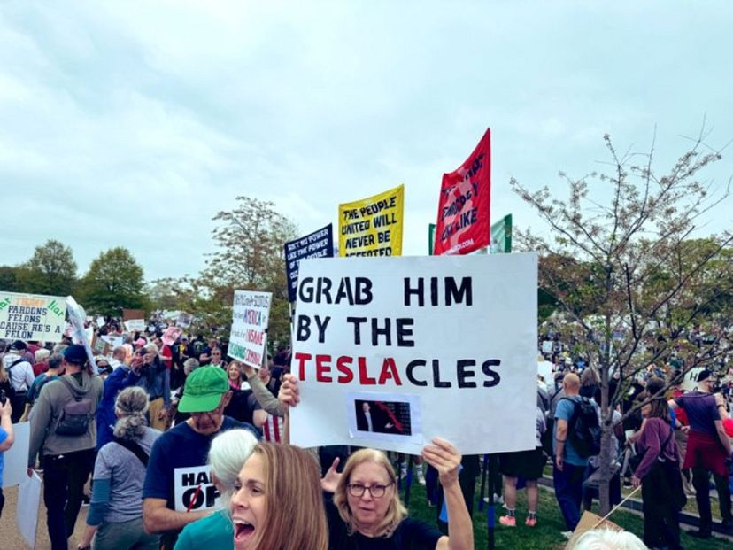 The 10 best and funniest signs from the US ‘Hands Off’ protests | Euronews