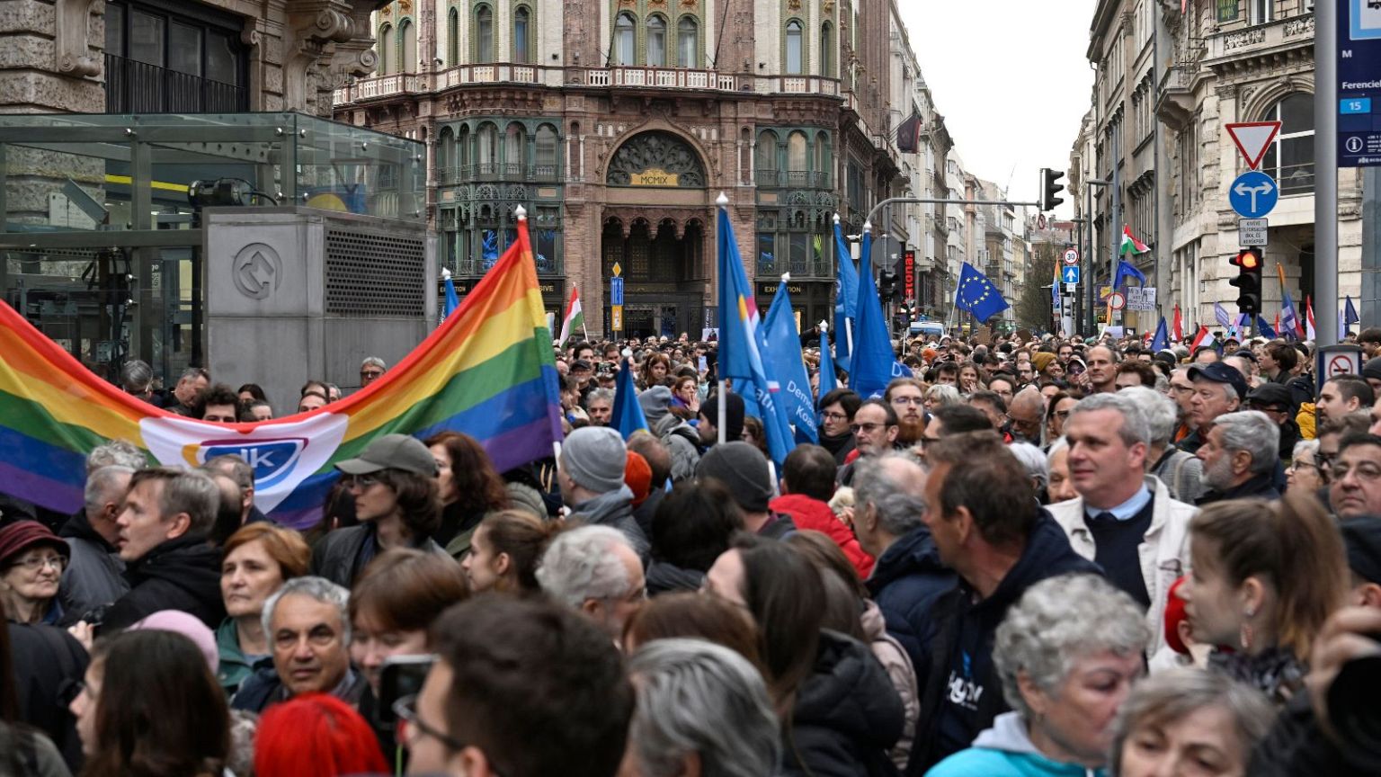 Protesters gather on Budapest bridge for fourth week against Hungary's ...