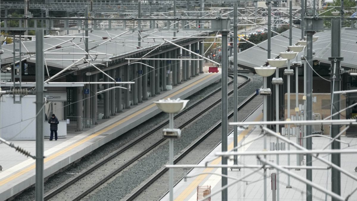 Σε απεργιακό κλοιό η Ελλάδα - Πώς θα κινηθούν τα μέσα μεταφοράς | Euronews