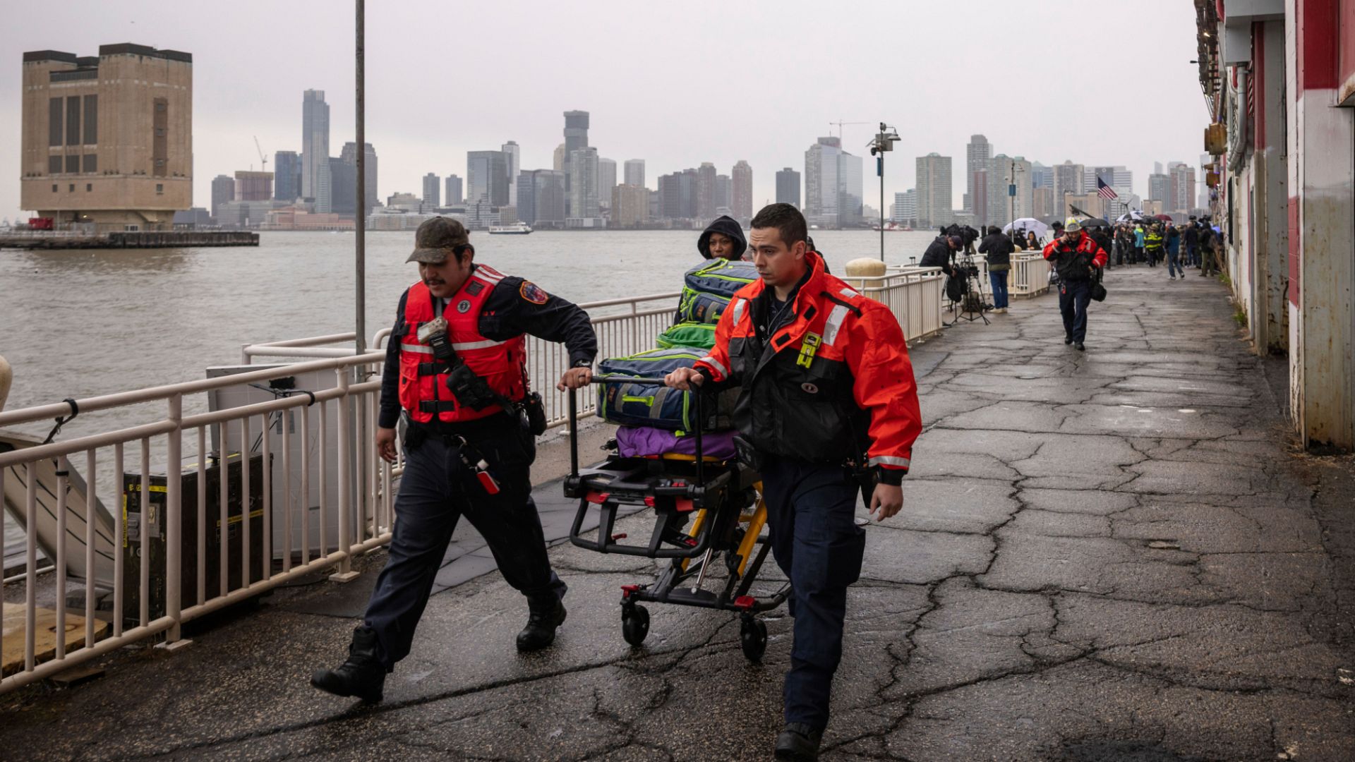 Vídeo. Destroços de helicóptero retirados do Rio Hudson após acidente ...