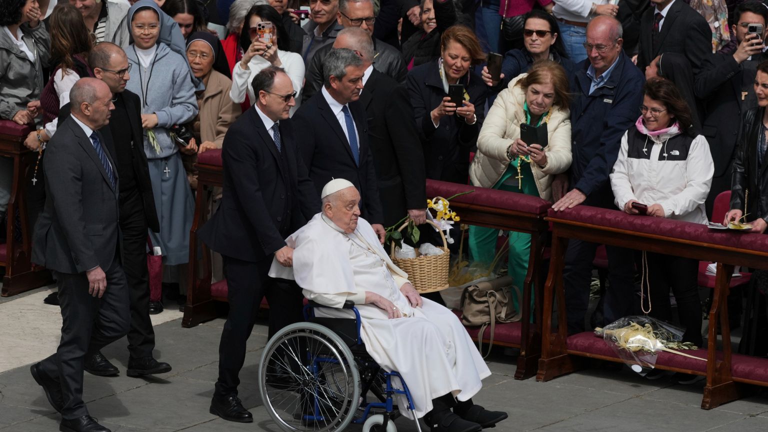 Papa Francisco aparece na Basílica de São Pedro para o Domingo de Ramos ...