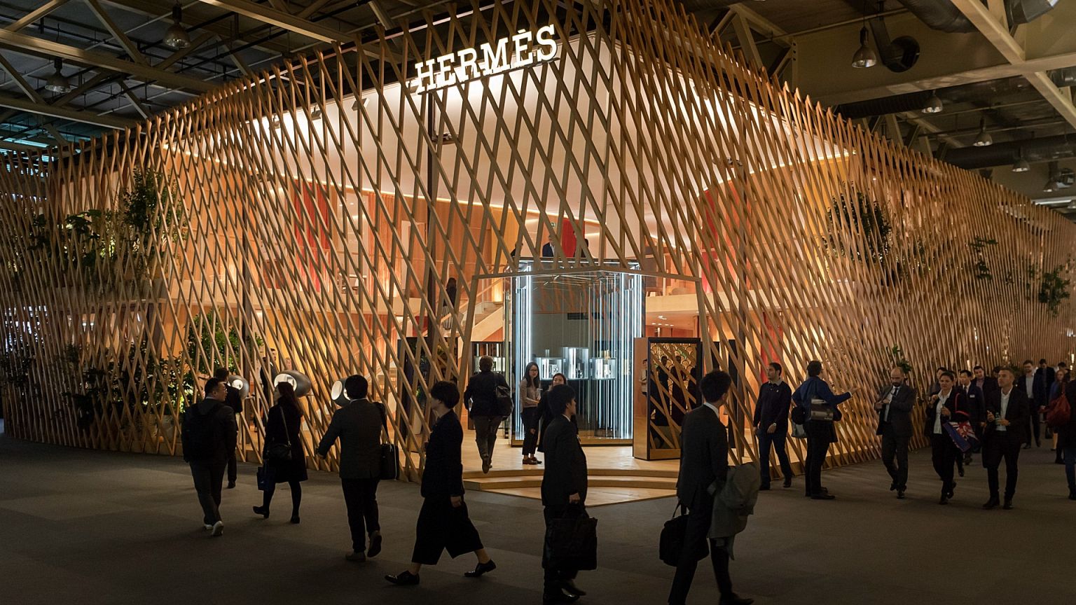 Hermès leaves wealthy clients to pay for cost of Trump tariffs | Euronews