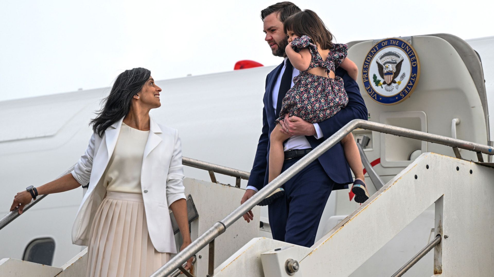 JD Vance em Roma para encontros no Vaticano depois de críticas do Papa ...