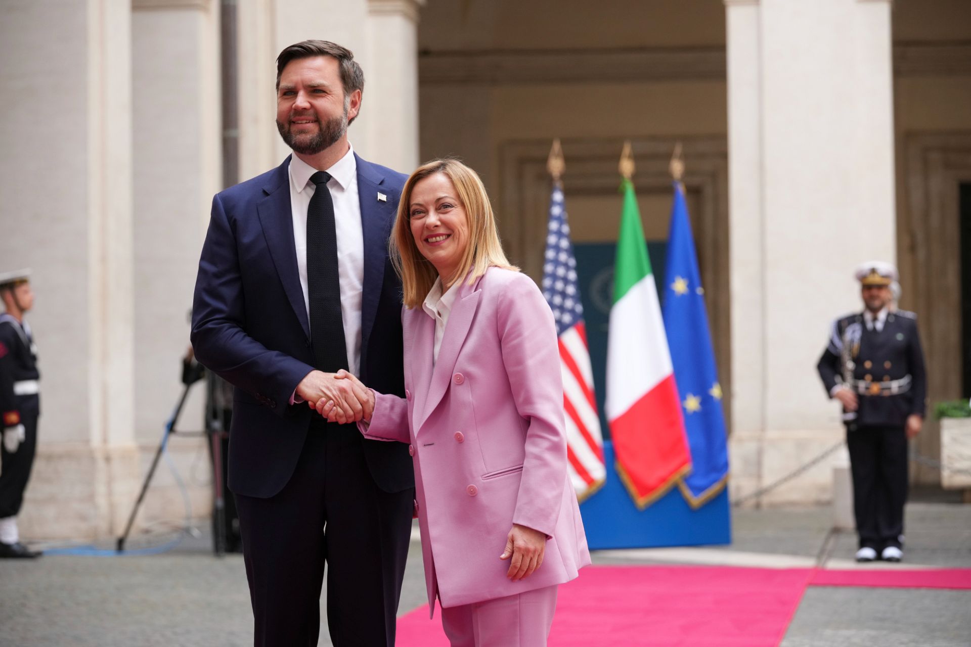 JD Vance em Roma para encontros no Vaticano depois de críticas do Papa ...