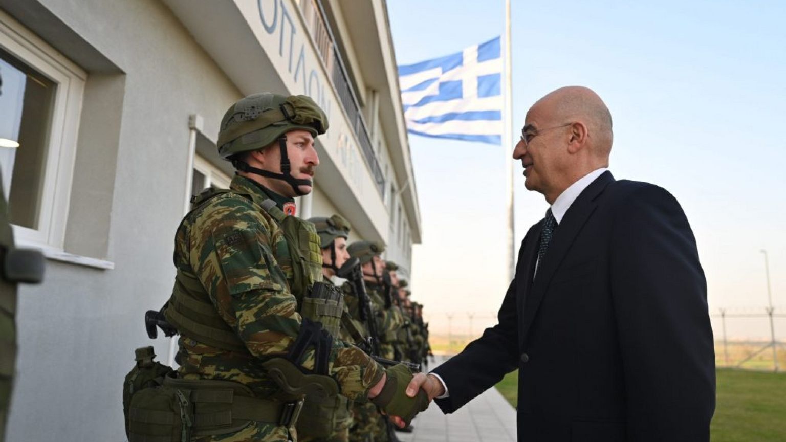 Ελλάδα: Επιτηρητικό φυλάκιο στον Έβρο επισκέφθηκε ο Νίκος Δένδιας ...