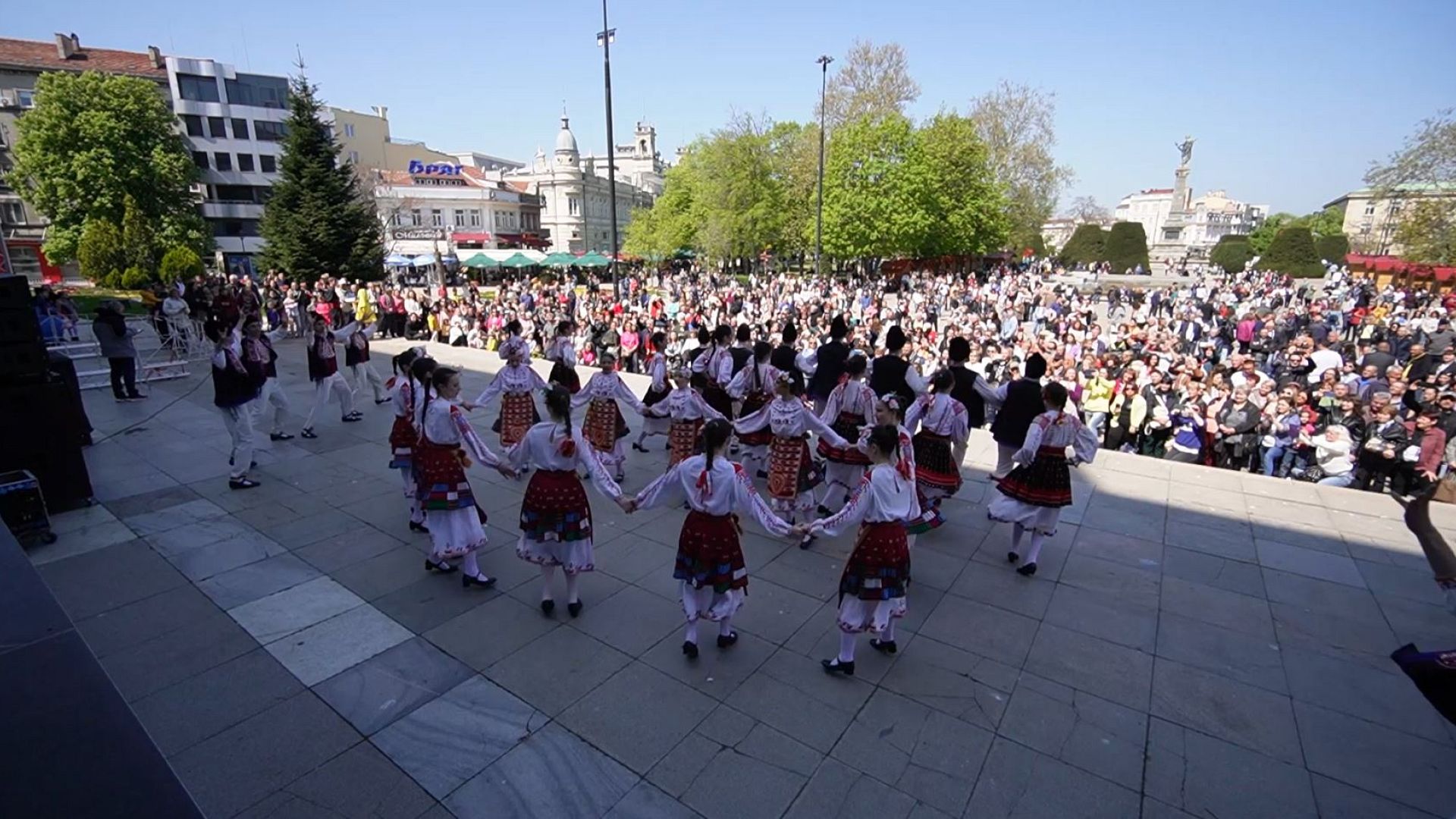 Folk dancing and dyed eggs as Bulgaria's Ruse celebrates Easter | Euronews