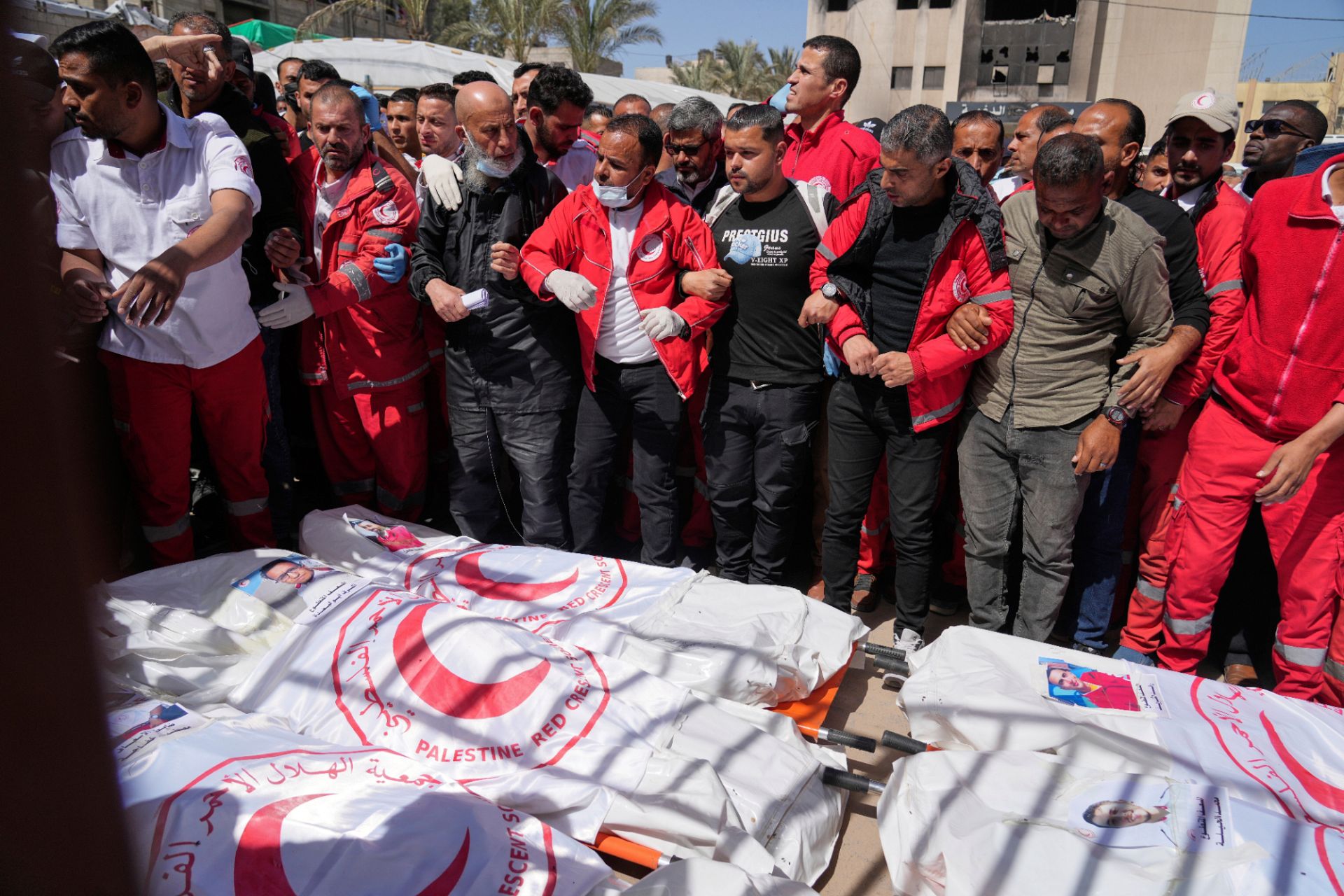 Israel admite "fallos" en el ataque que mató a 15 médicos palestinos en ...