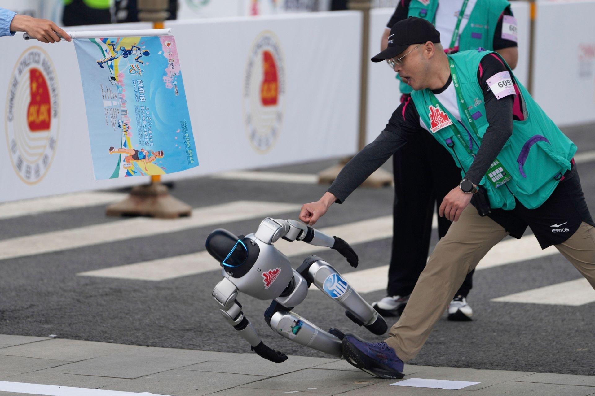 Are humanoid robots faster than actual humans? China finds out in first ...