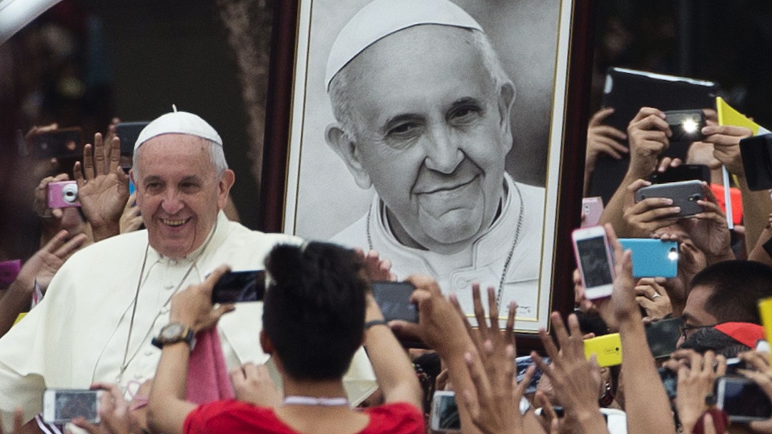 The reaction of the Pope's 'neighbours' to the news of his death | Euronews