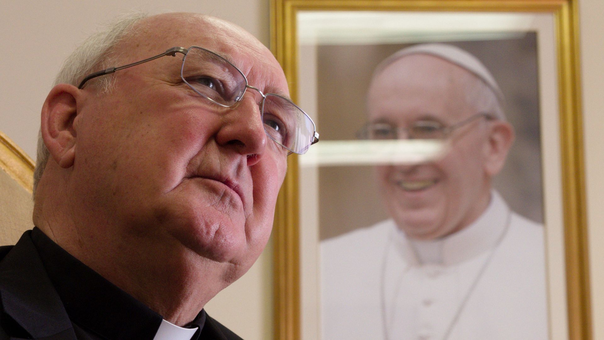 Chi è Kevin Farrell, il camerlengo che guida il Vaticano dopo la morte ...