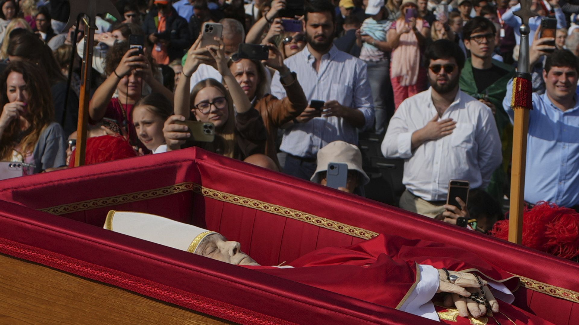 Tens of thousands gather as Pope Francis lies in state at St Peter's ...