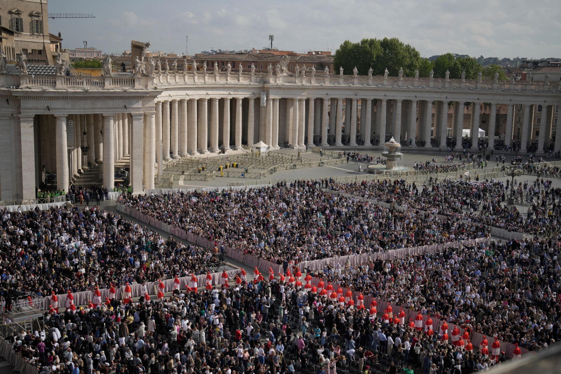 Pope Francis' funeral fitting for a pontiff 'but not a king' as mourners say their 'final ...