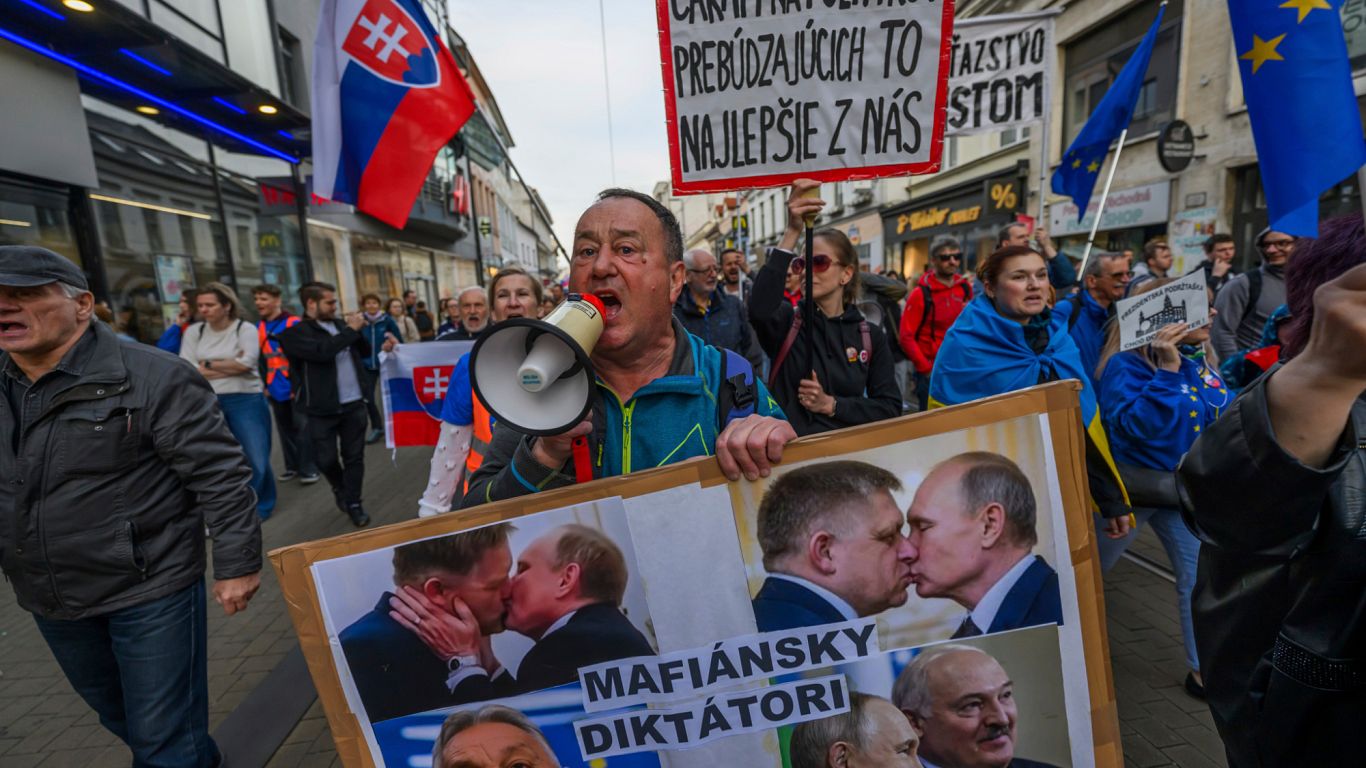 Video. Protests held across Slovakia over NGO legislation | Euronews