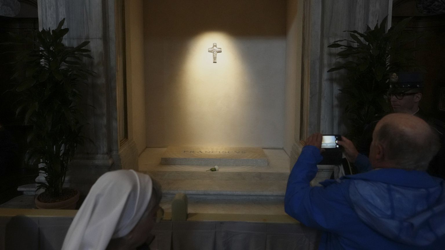 Des milliers de fidèles à Sainte-Marie-Majeure prient pour le pape, le ...