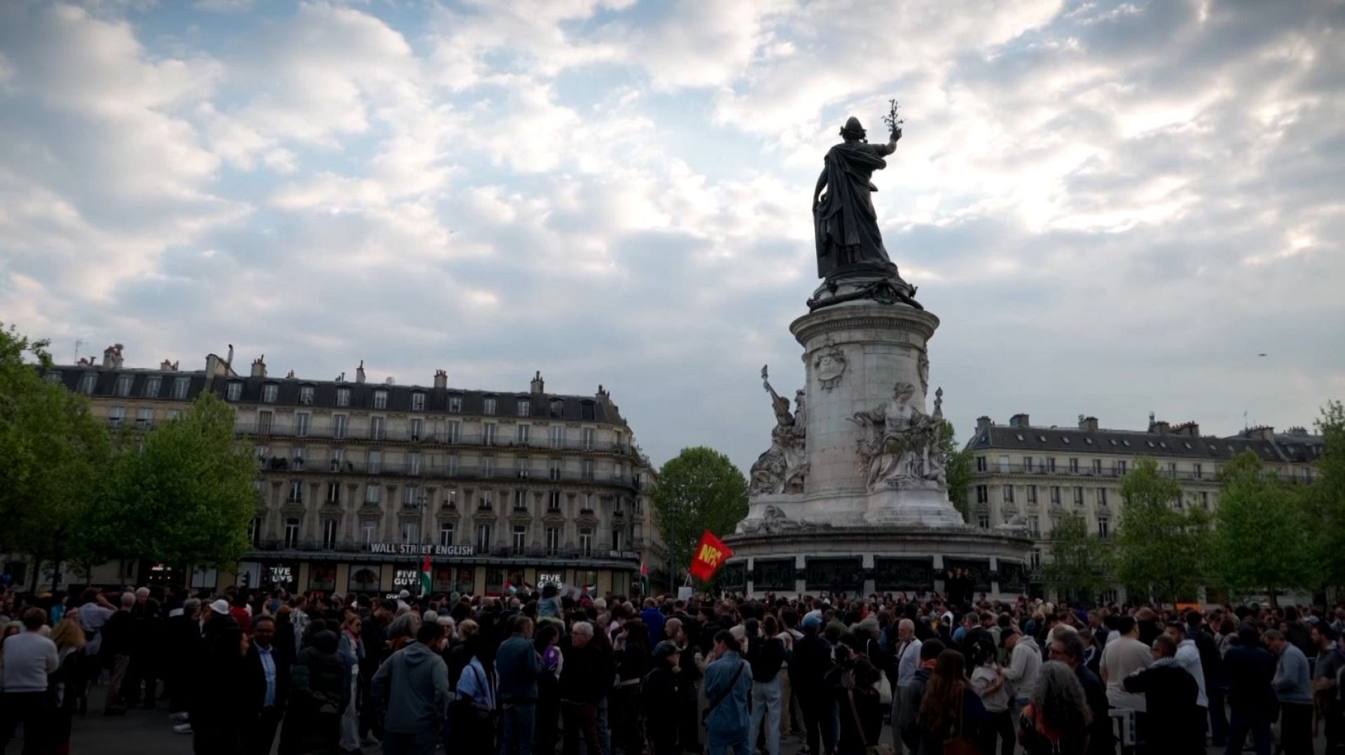 Hundreds gather in Paris to honour victim of fatal mosque attack - Newswav