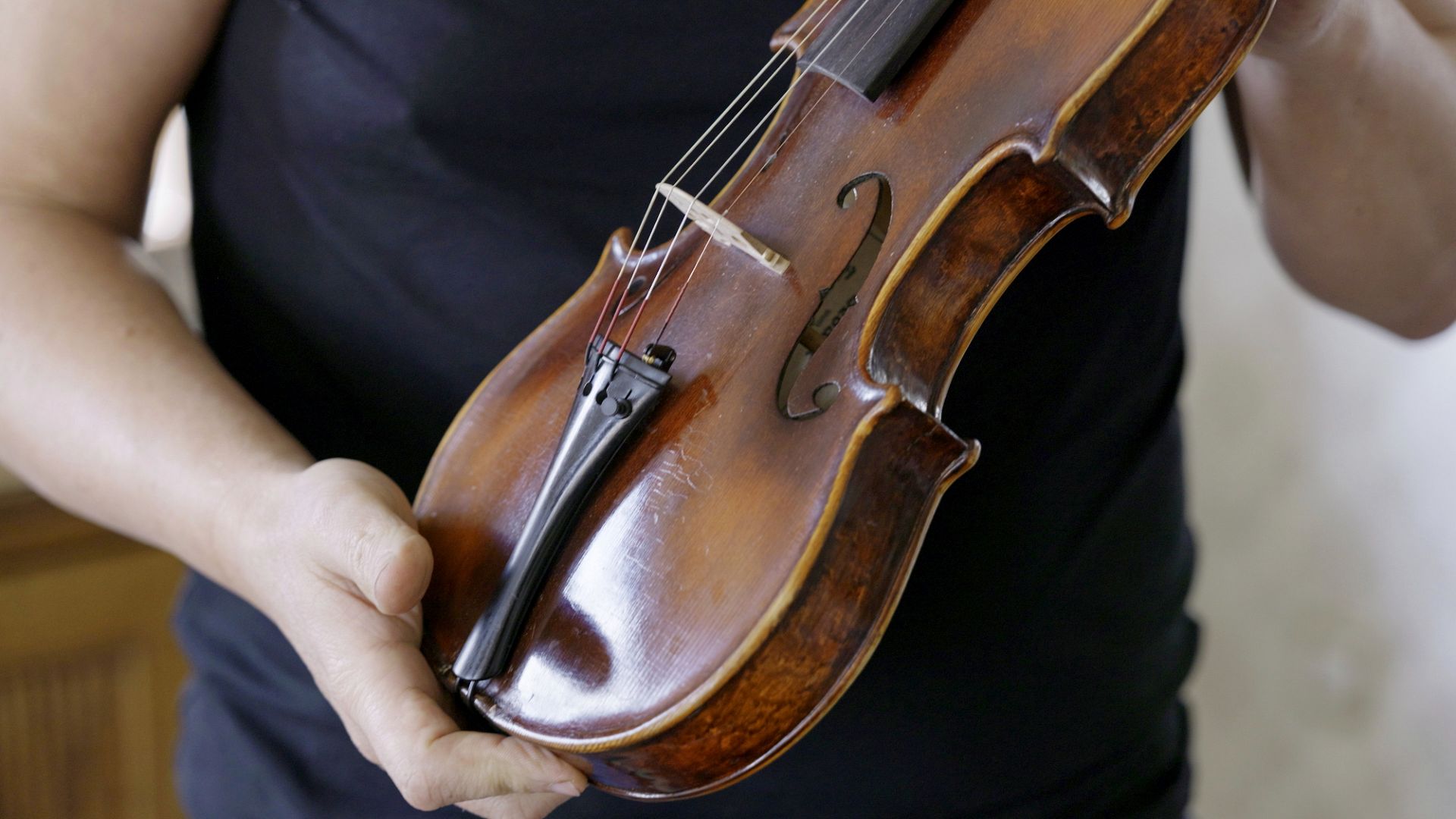 'Violin of hope': Secret note hidden in Dachau-built musical instrument ...