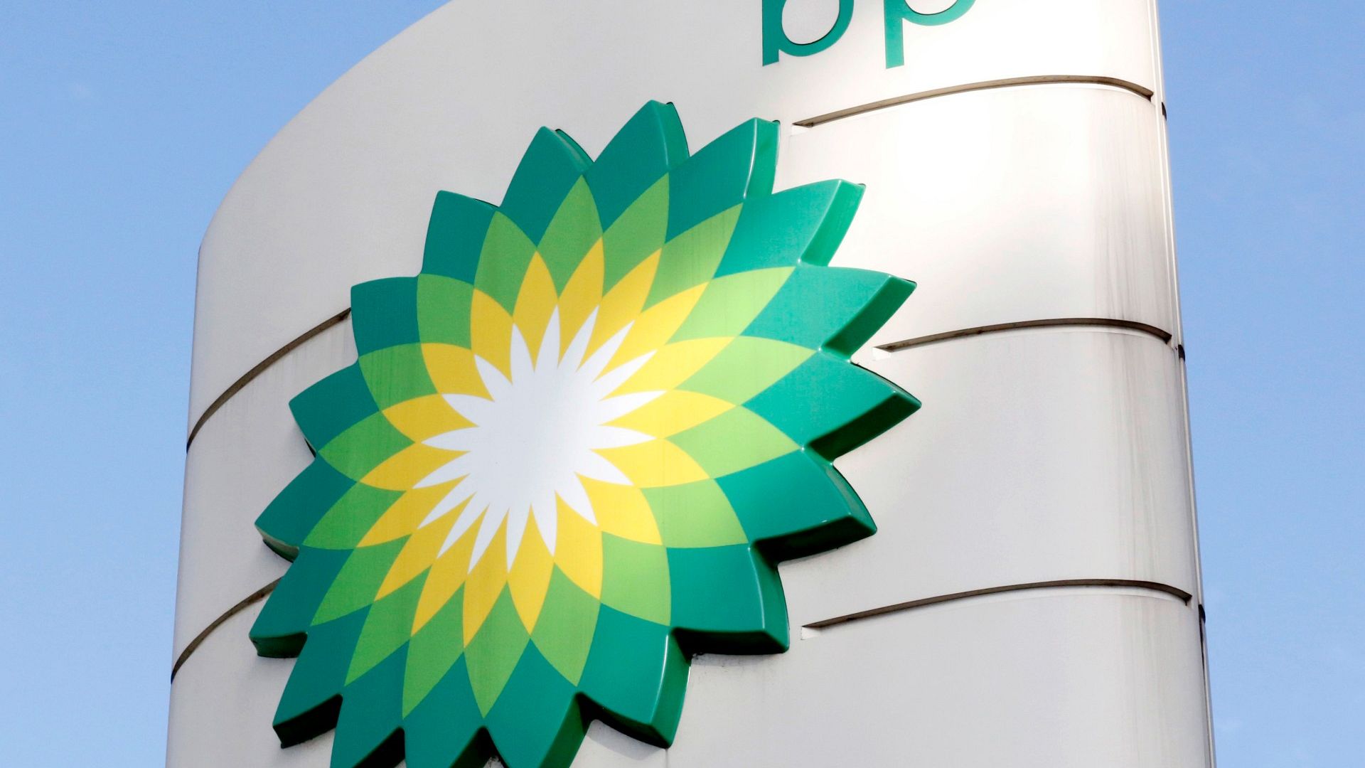 BP sees major downturn as gas trading and refining divisions lag | Euronews