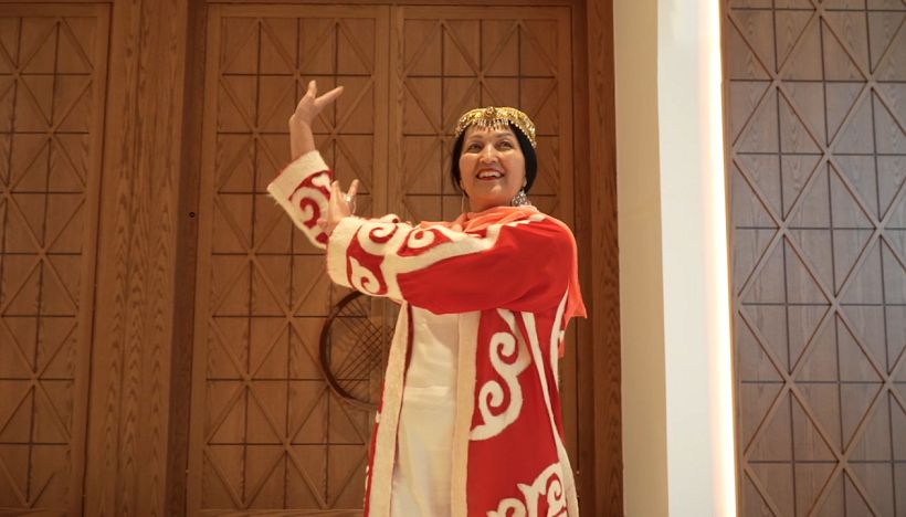 Video. King Charles plays carrot recorder with London Vegetable ...