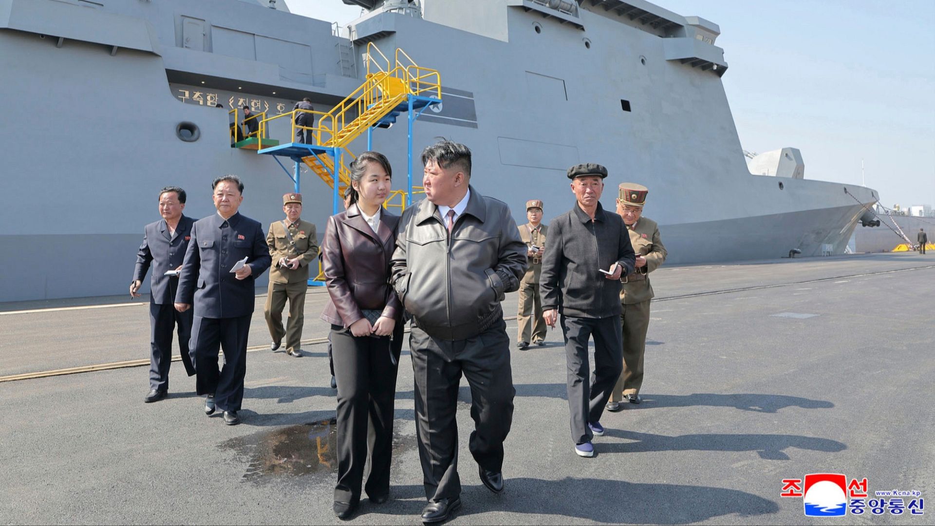Kim Jong-un et sa fille visitent le tout premier destroyer nord-coréen ...