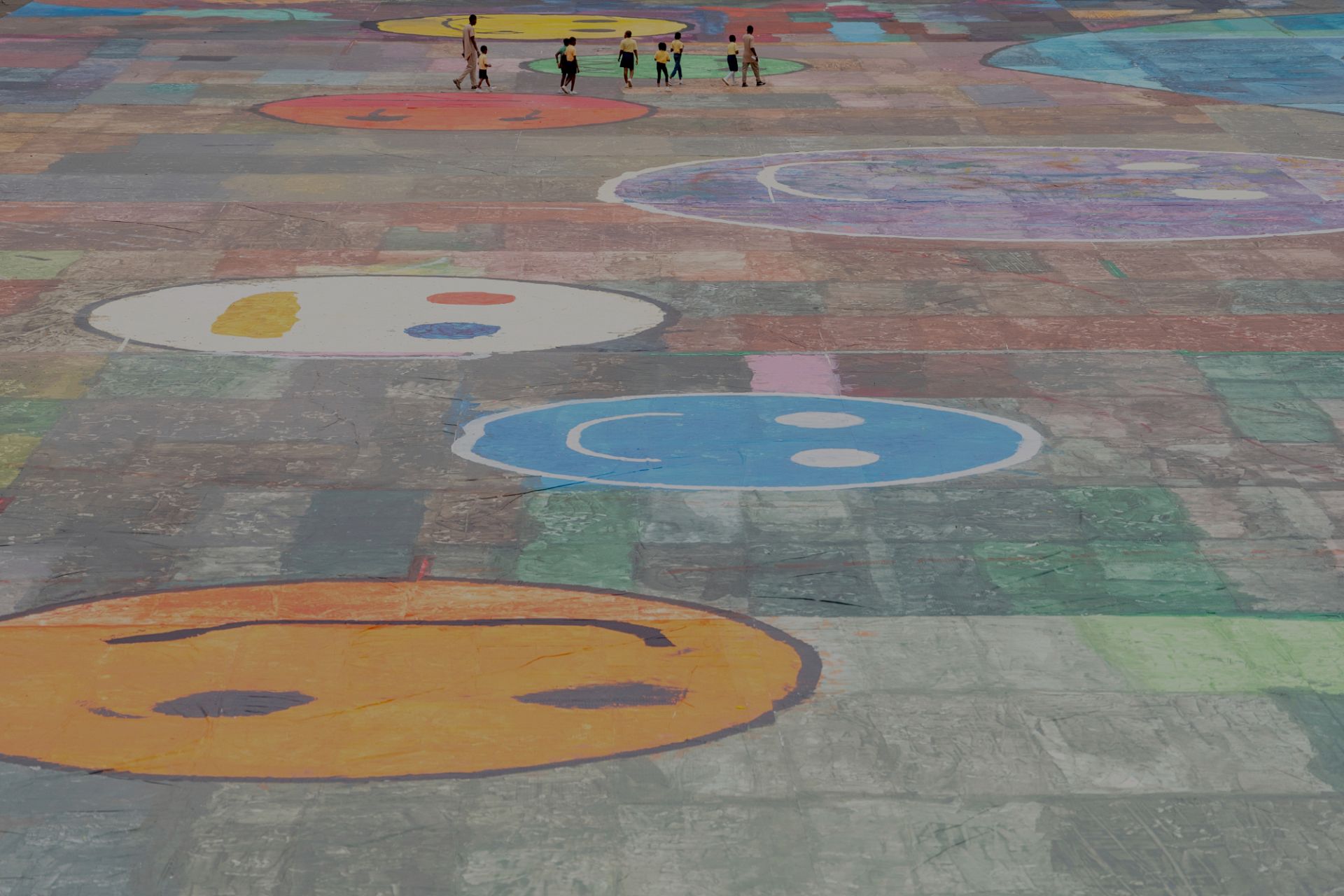 Un adolescente nigeriano con autismo bate un récord mundial de pintura ...