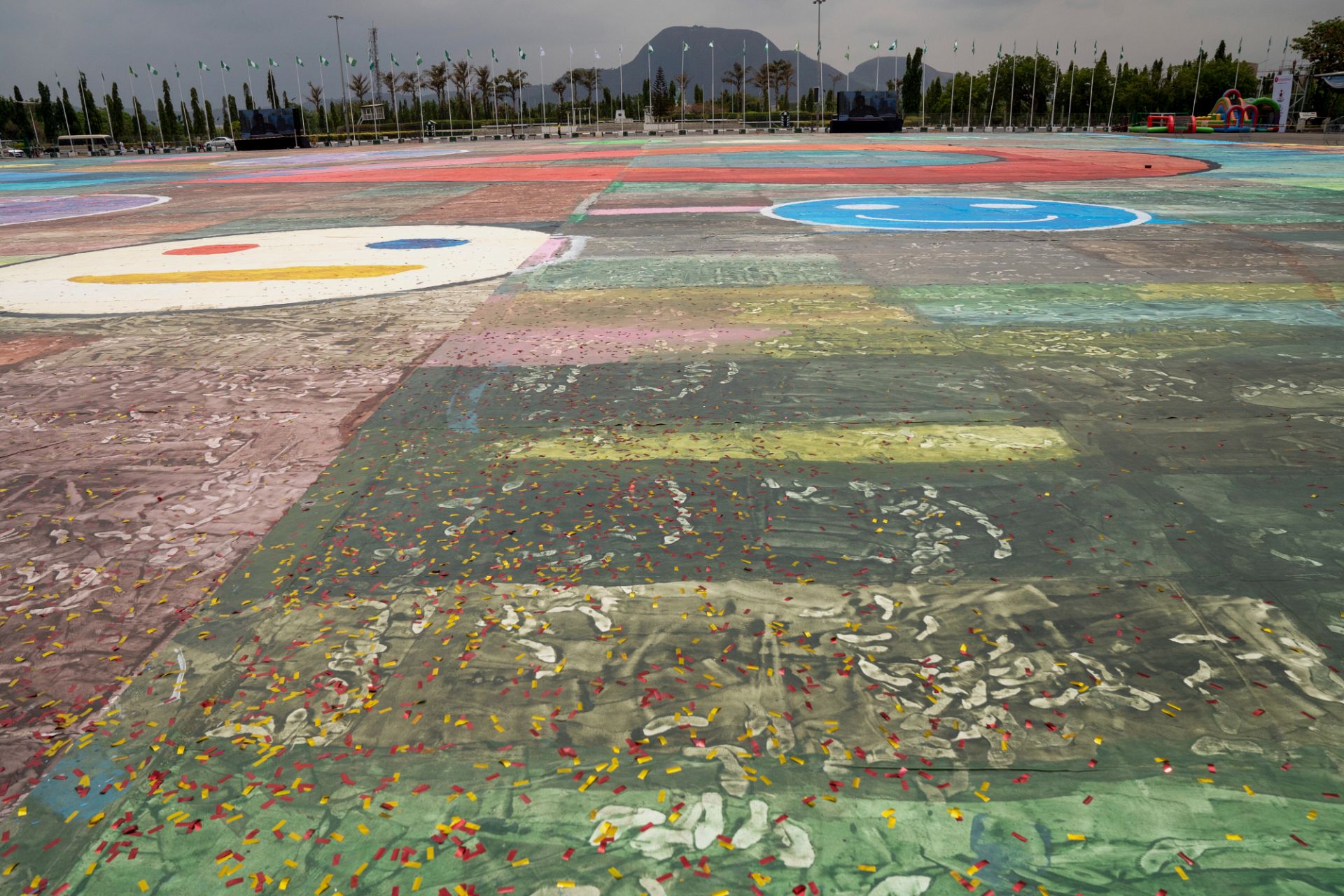 Un adolescente nigeriano con autismo bate un récord mundial de pintura ...