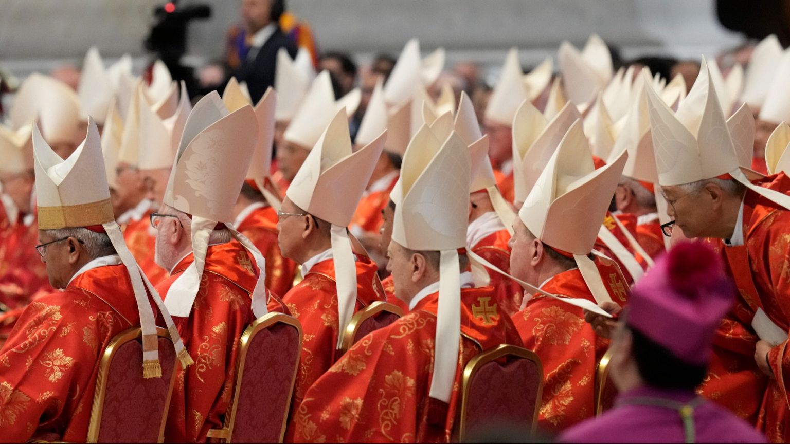 Vídeo. Cardeais do Vaticano iniciam o ritual secular de escolha do novo ...