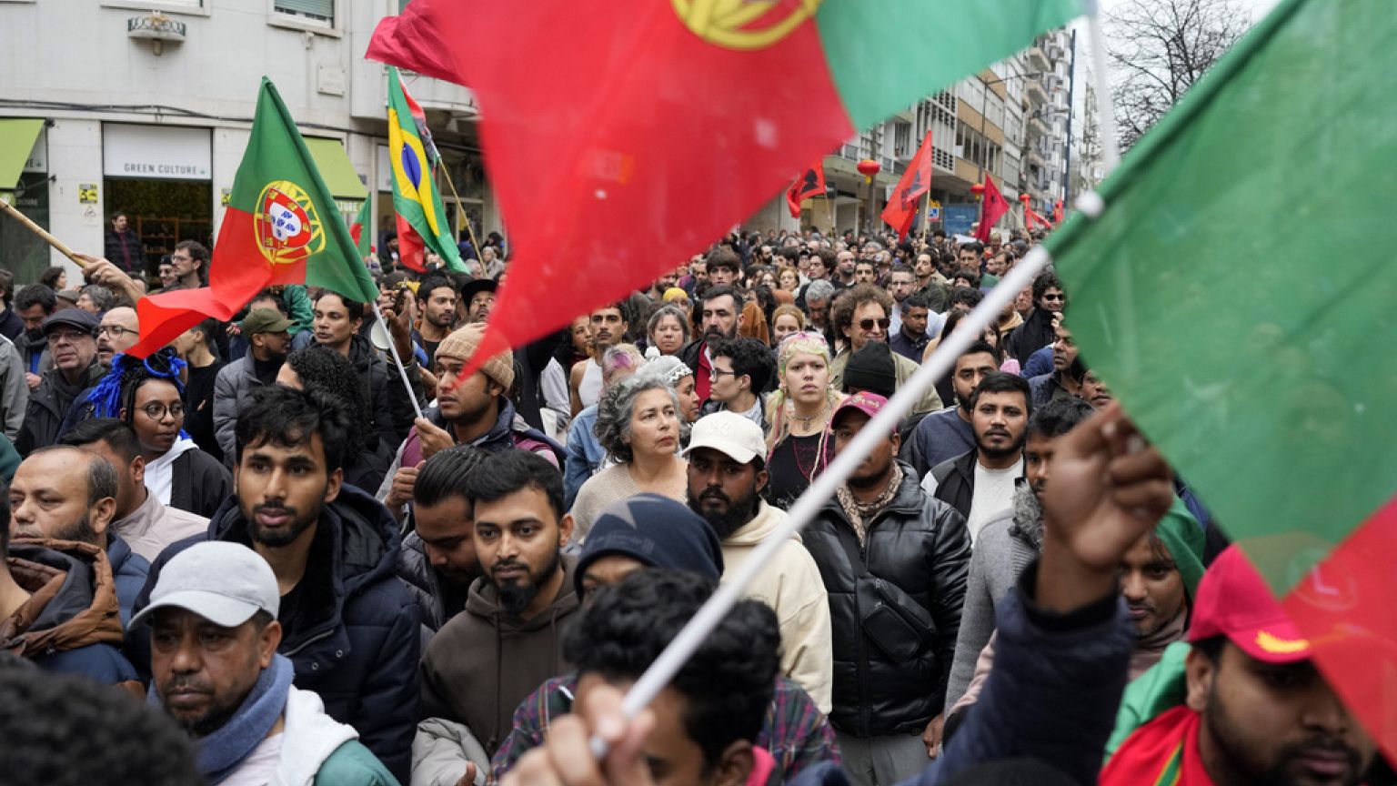 Por que razão a deportação de imigrantes em Portugal vai aumentar? A ...