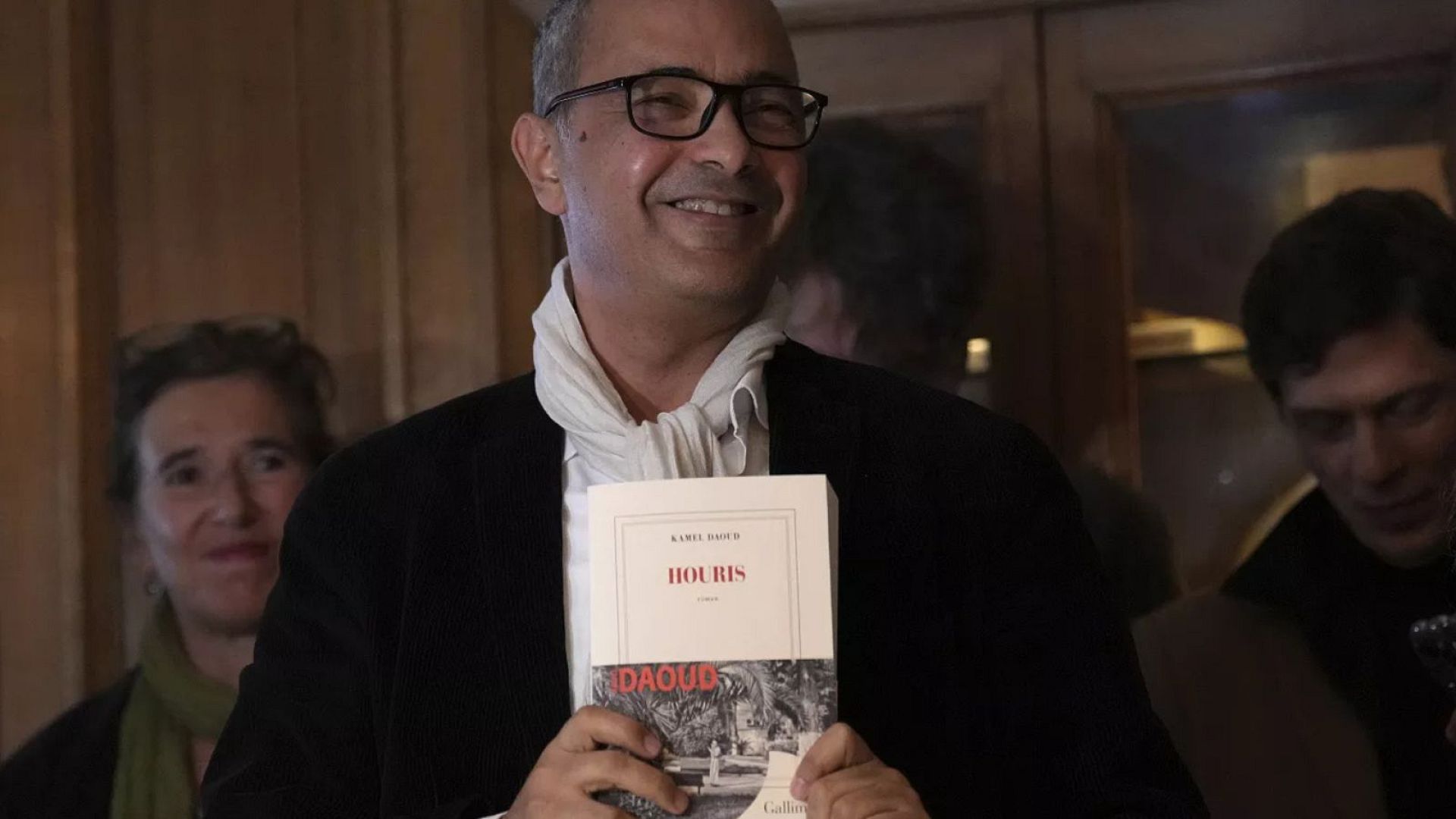 Fransız-Cezayirli ödüllü yazar Daoud hakkında iki tutuklama emri | Euronews