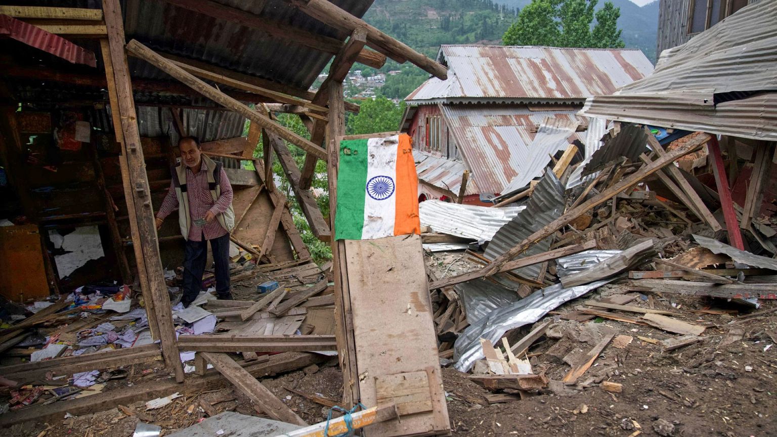 India and Pakistan trade heavy fire in Kashmir as tensions escalate ...