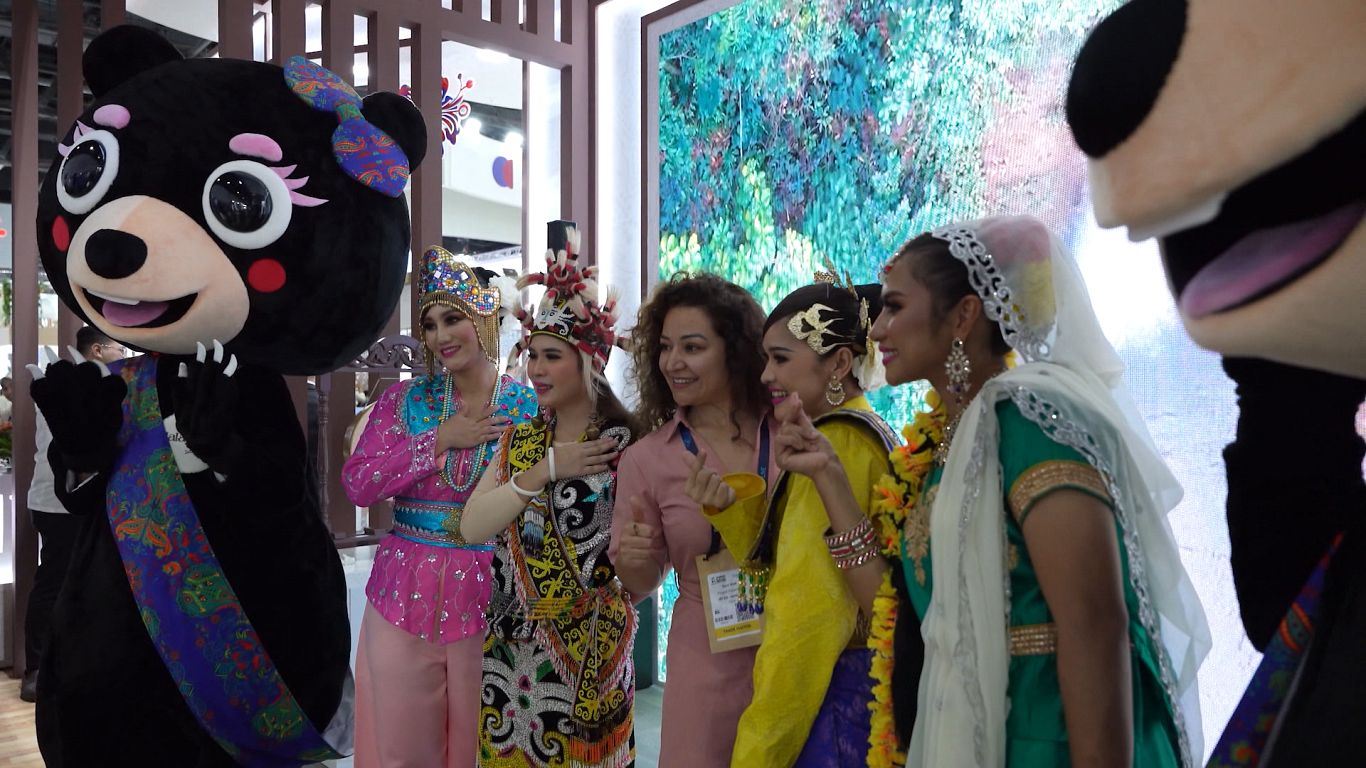 Video. Hungary's Two-tailed Dog Party protests against Assembly Act ...