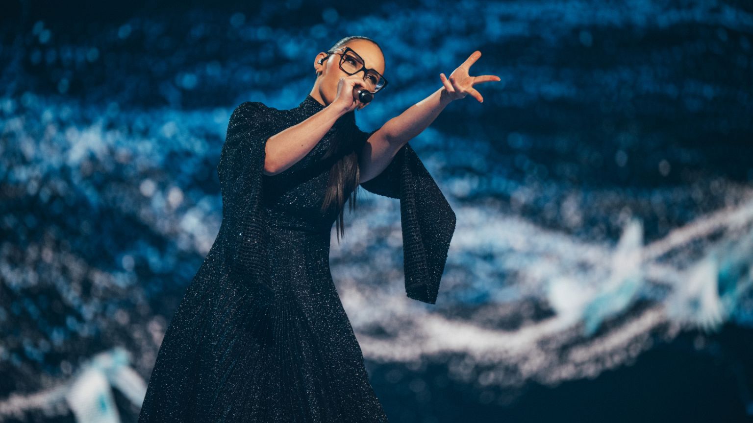 La chica de las gafas, Klavdia lleva a Eurovisión 2025 una balada ...